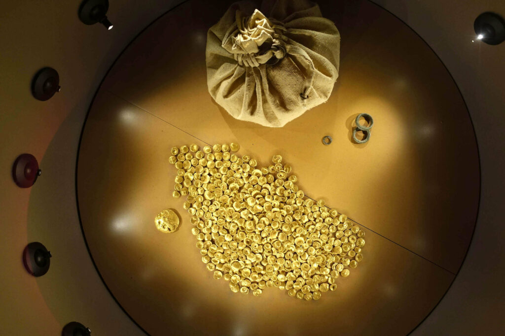 One of the Largest Celtic Gold Hoards Stolen | MünzenWoche